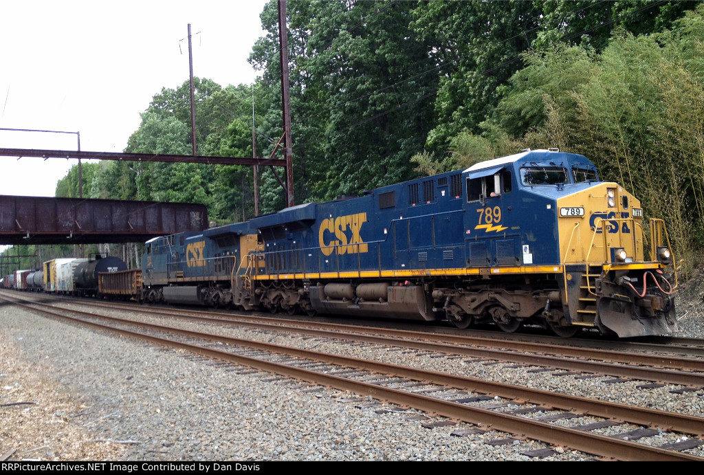 CSX ES44AH 789 leads Q417-02